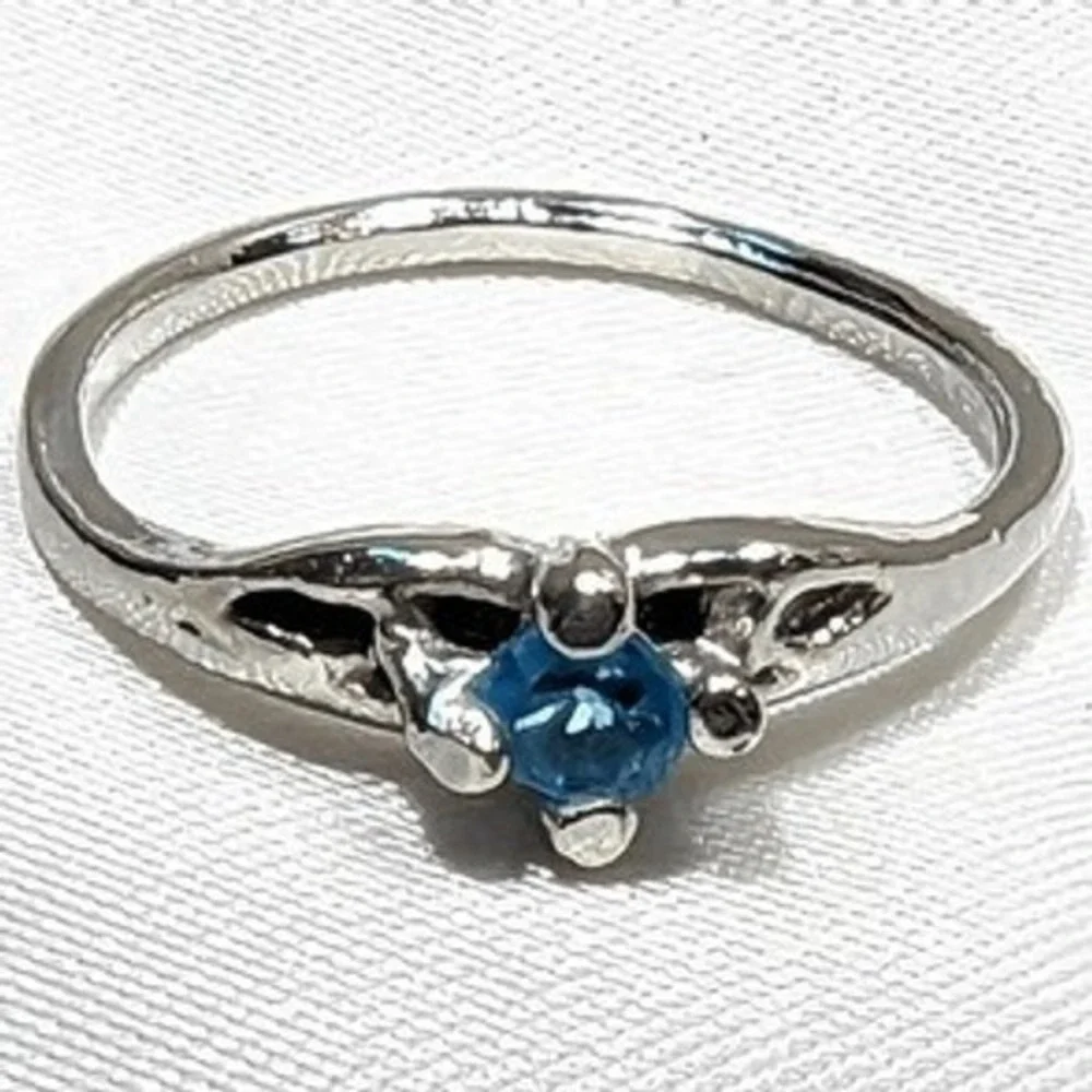 The Unbranded Brand | Jewelry | New Costume Jewelry Ring Size 775 Light ...